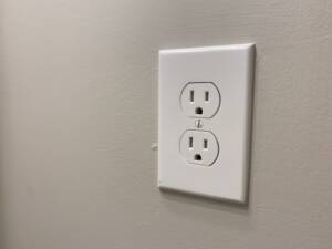 ハワイ旅行に変換プラグは不要！コンセントの形状・電圧・変圧器について解説